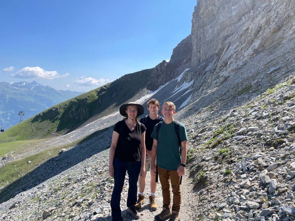 Hiking Kleine Scheidegg to Wengen in the Jungfrau Region of Switzerland ...